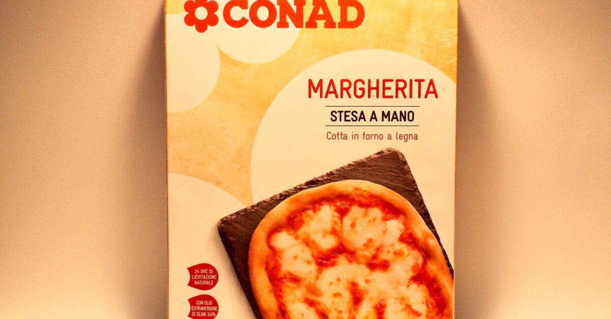 Conad Pizza Margherita rolled by hand - Daniele Sciarotta